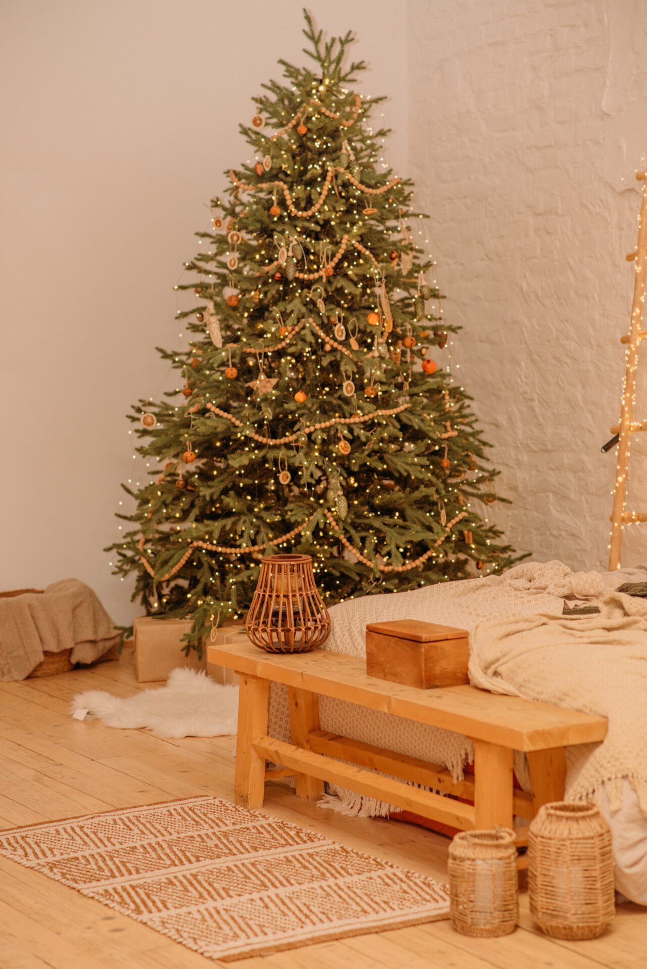 Chic and Cozy: Christmas Tree Ideas for the Modern Woman | Bloom and Boughs